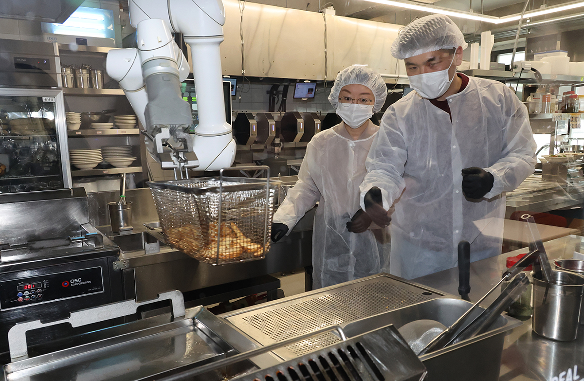 Menteri Oh Kunjungi Restoran yang Gunakan Robot untuk Memasak : Korea ...